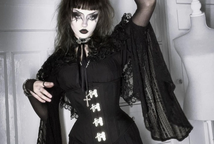 Everything You Need to Know About Trad Goth Fashion